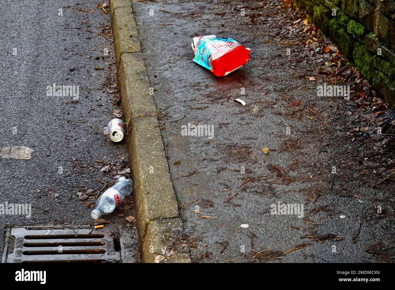 Rubbish on a road and pavement Stock Photo - Alamy