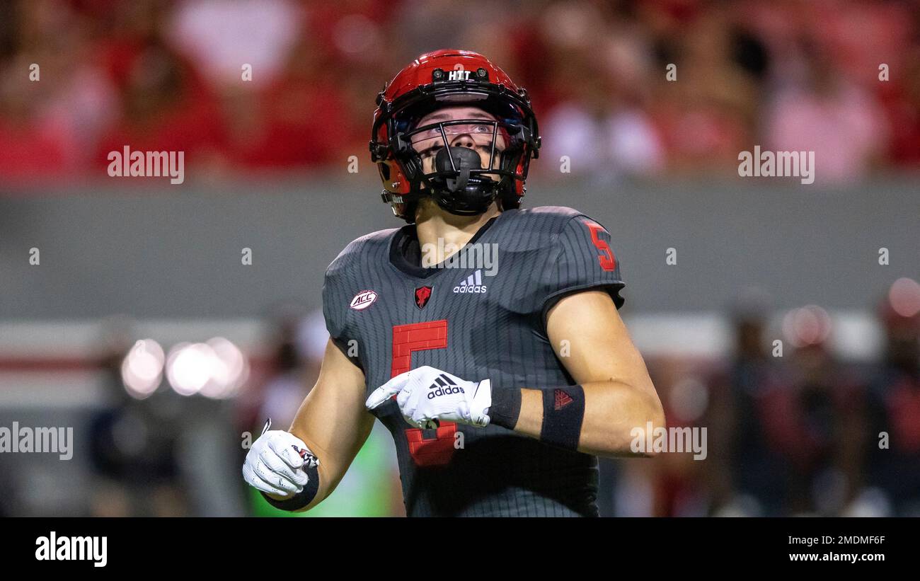 North Carolina State's Thayer Thomas (5) chases down a kick during ...