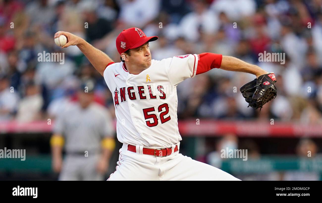 Los Angeles Angels relief pitcher Jake Petricka (52) throws during a ...