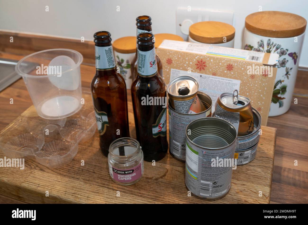 Recycling household waste UK - Glass bottles , plastic and tin cans ...