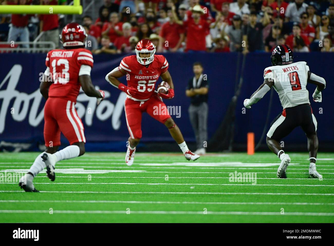 Houston tight end Christian Trahan (85) runs with the ball against ...