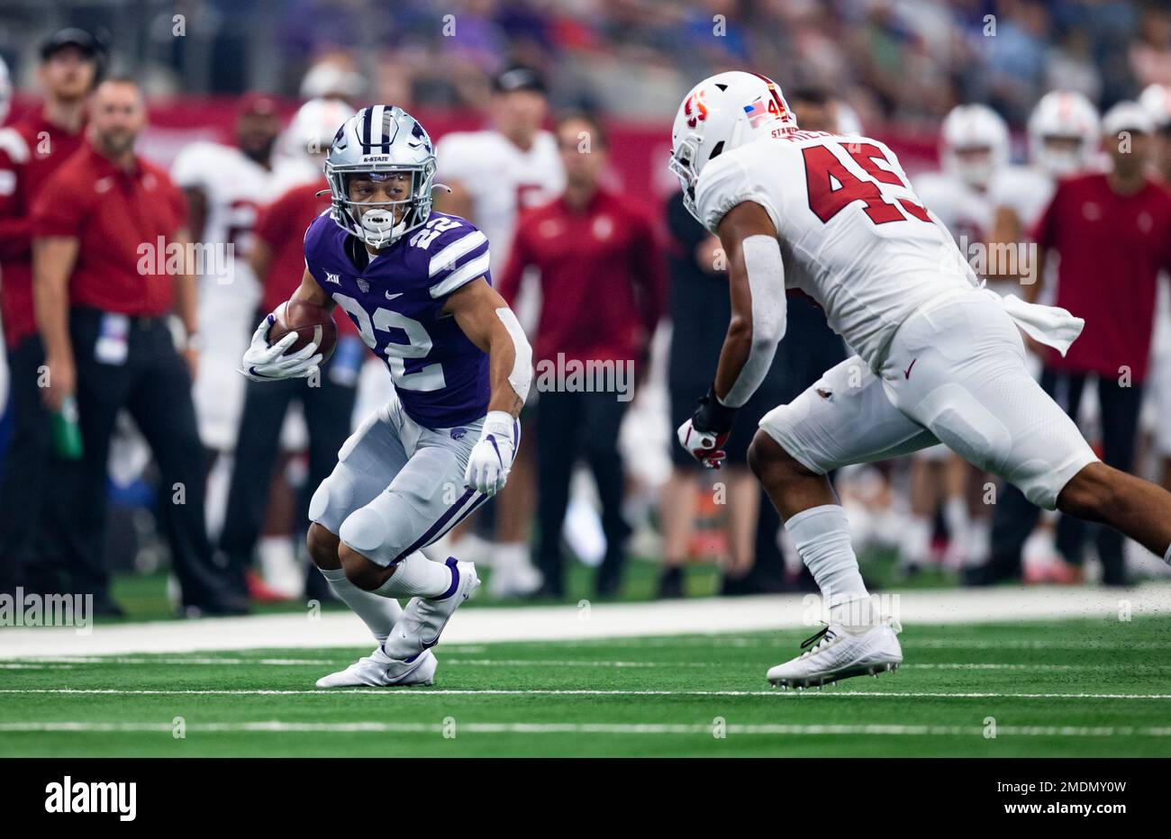Kansas State running back Deuce Vaughn (22) looks for space against ...