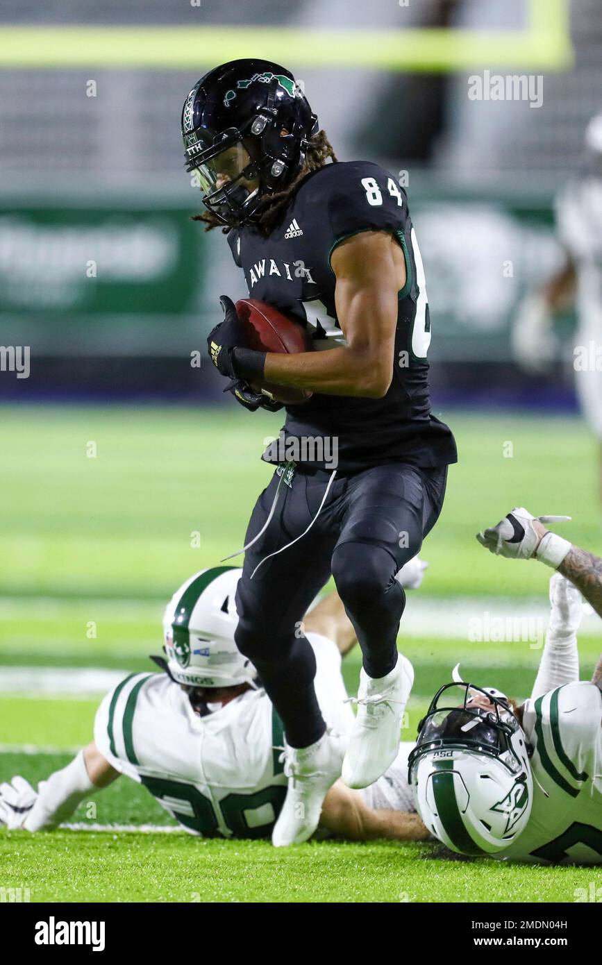 Hawaii wide receiver Nick Mardner (84) hauls in a catch ahead of two ...