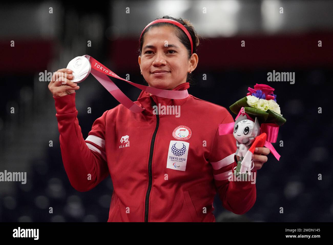 Indonesia's Oktila Eani Ratri receives a silver medal in women's ...