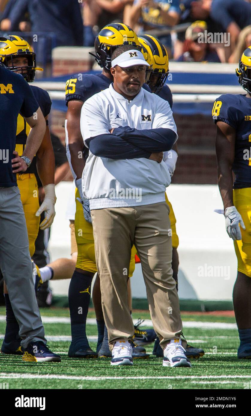 Michigan running backs coach Mike Hart, center, observes warmups before ...