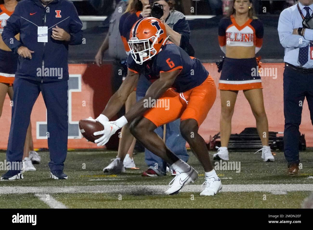 Illinois' Deuce Spann catches a pass from quarterback Artur Sitkowski ...