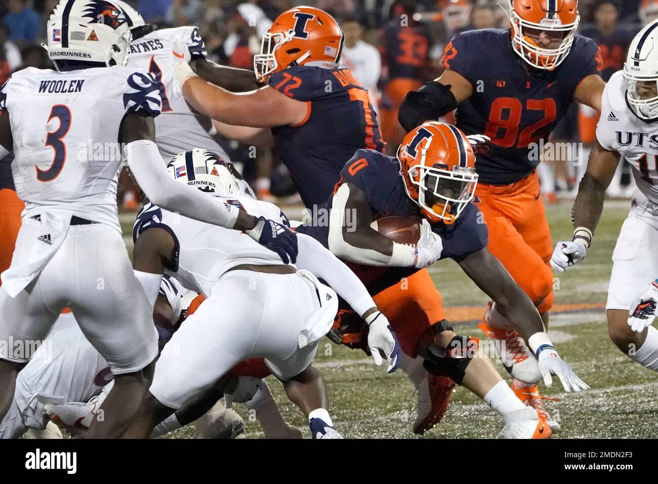 Illinois running back Joshua McCray (0) carries the ball through the ...