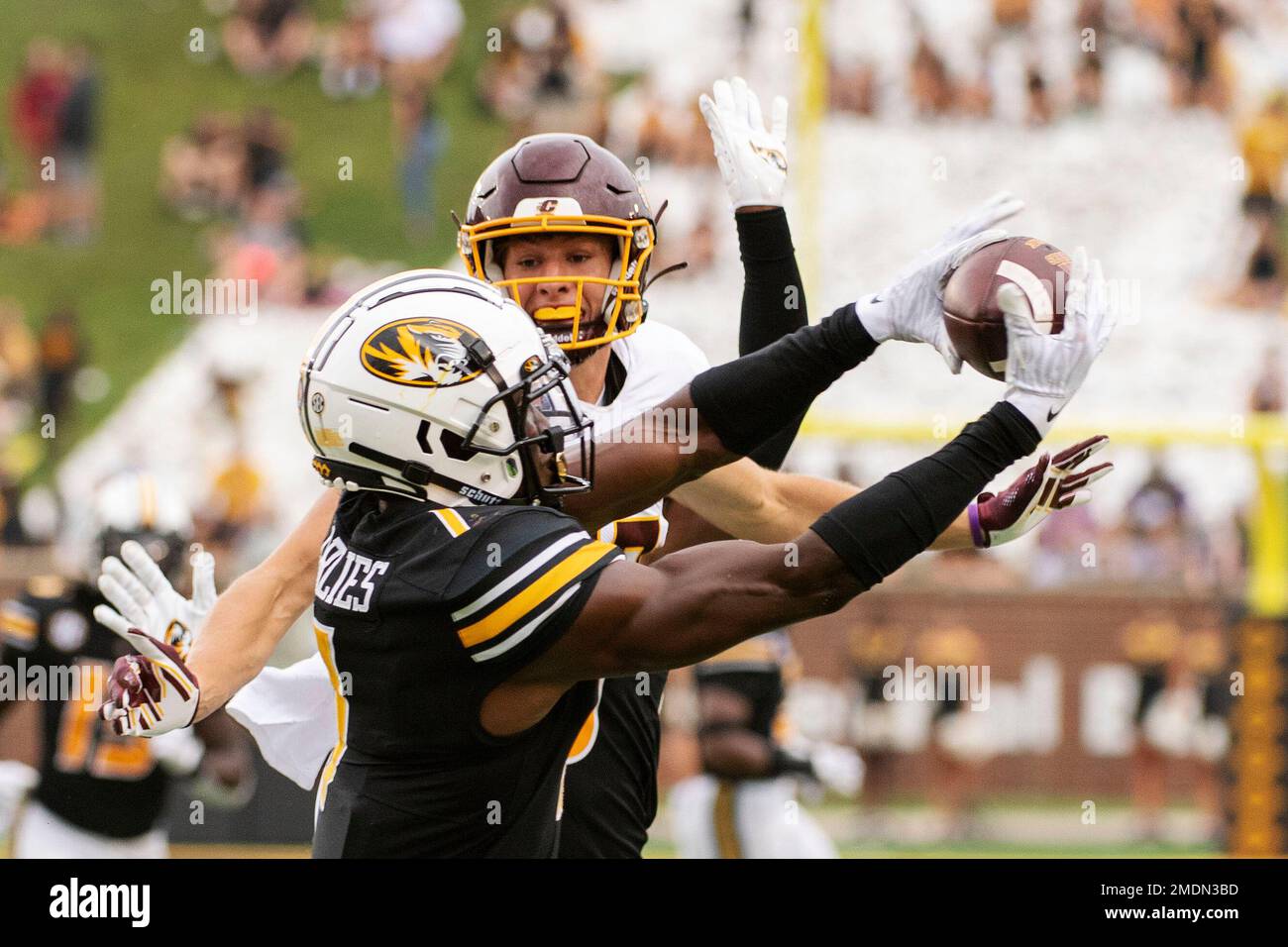 Missouri defensive back Jaylon Carlies, left, intercepts the ball in ...