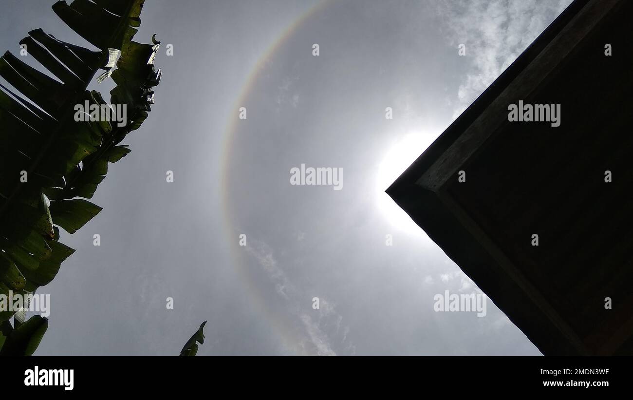 Midday sun ocean hi-res stock photography and images - Alamy