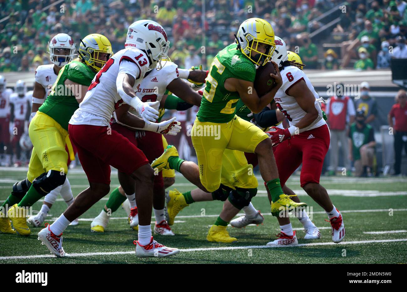 Oregon running back Travis Dye scores during the first quarter of an ...