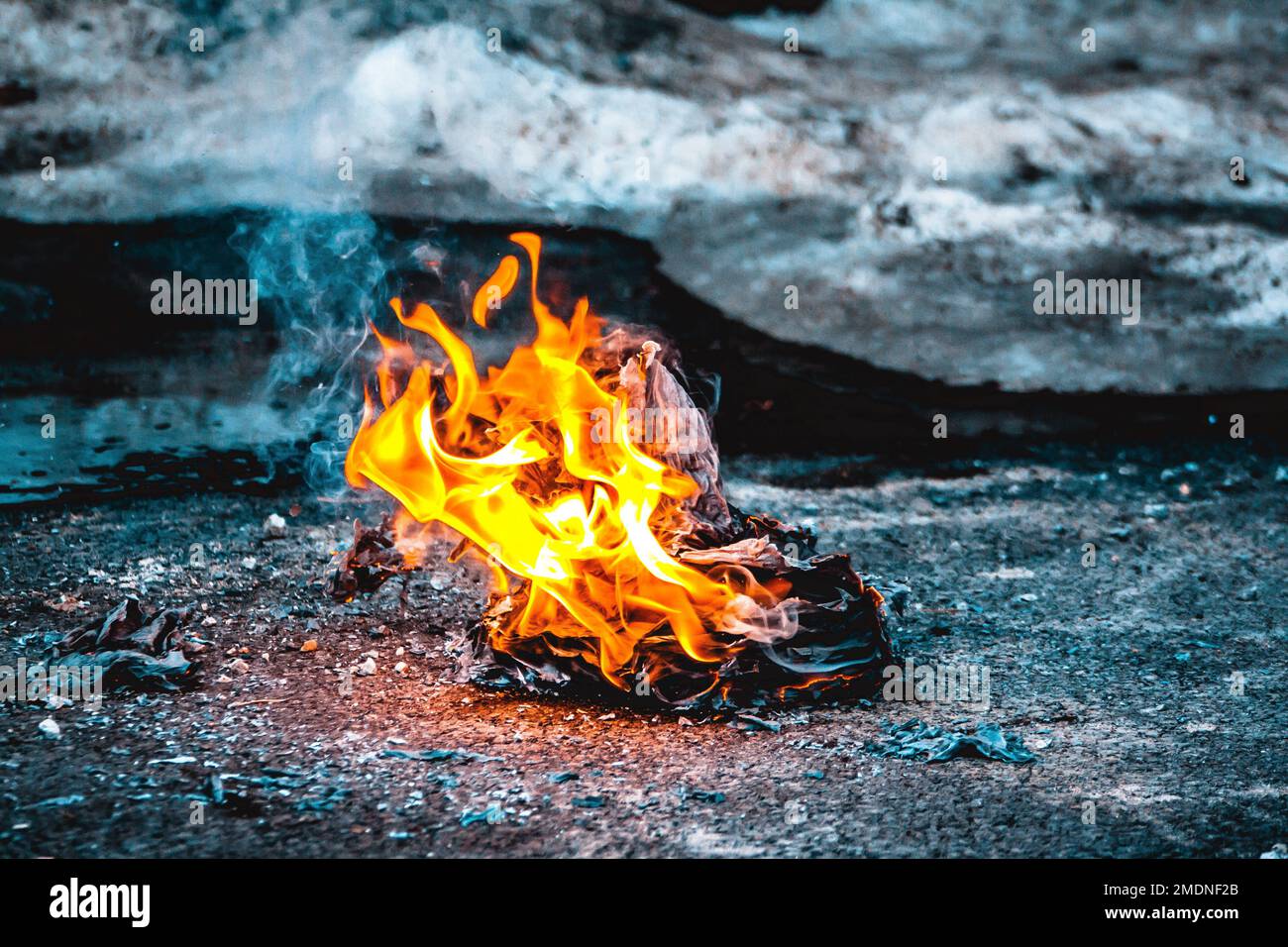 Burn a piece of paper hi-res stock photography and images - Alamy