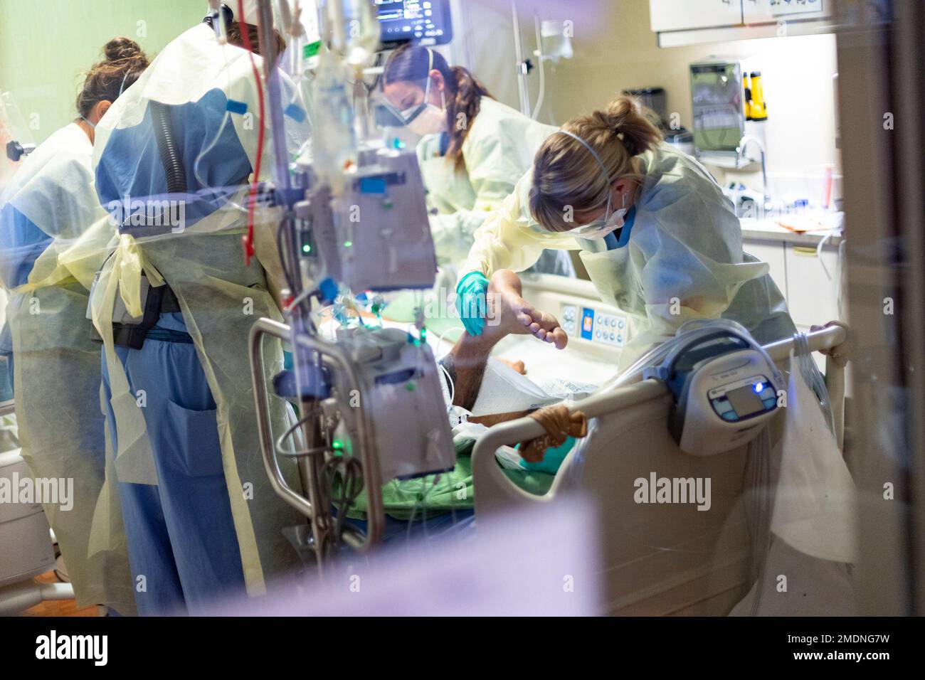 Medical professionals pronate a 39 year old unvaccinated COVID-19 ...