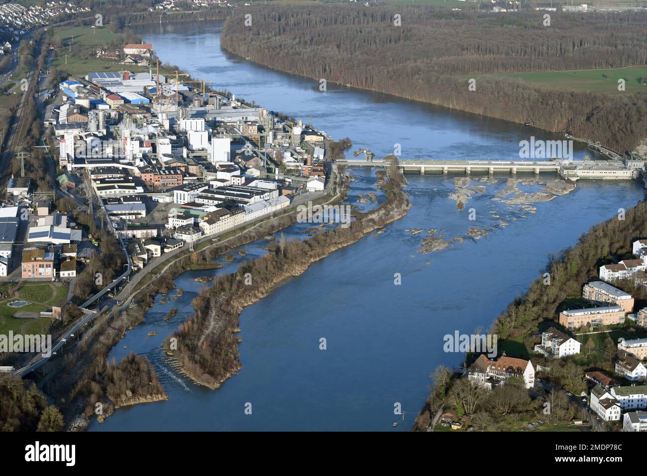 Rheinfelden, Rhein, Industrie und Wasserkraftwerk mit Fischtreppe ...