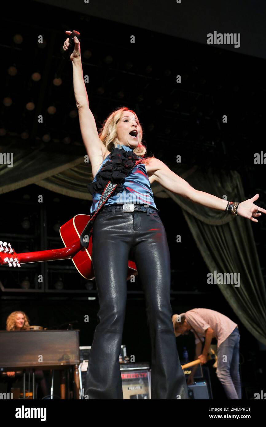 Sheryl Crow Performs at Ameris Bank Amphitheatre on Friday, August 27 ...