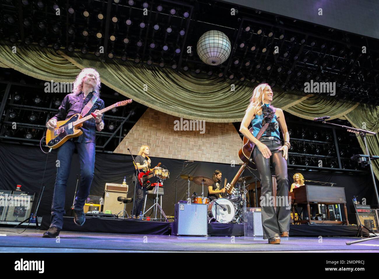 Sheryl Crow Performs at Ameris Bank Amphitheatre on Friday, August 27 ...