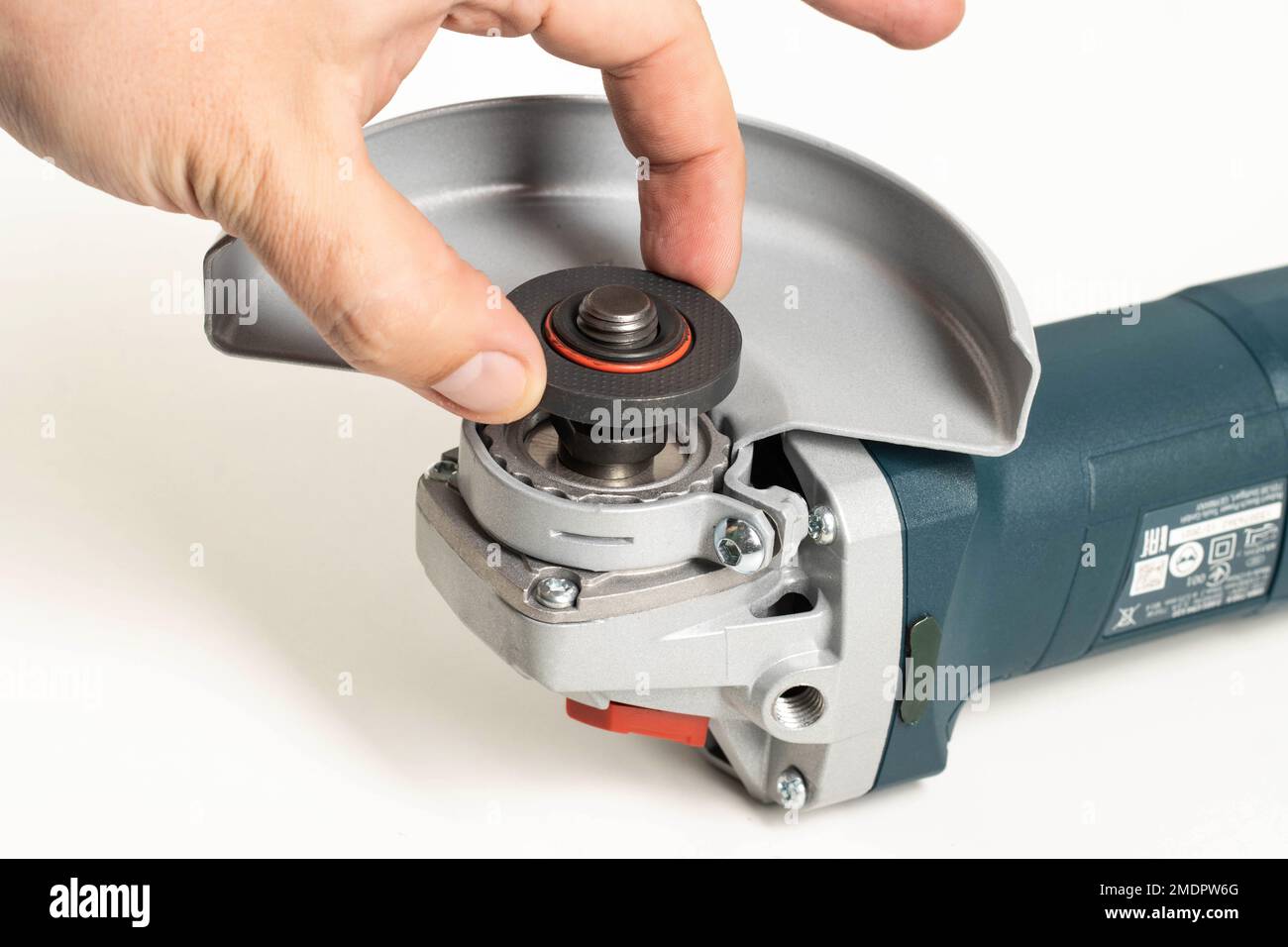 Installing the support flange on the angle grinder before starting work ...