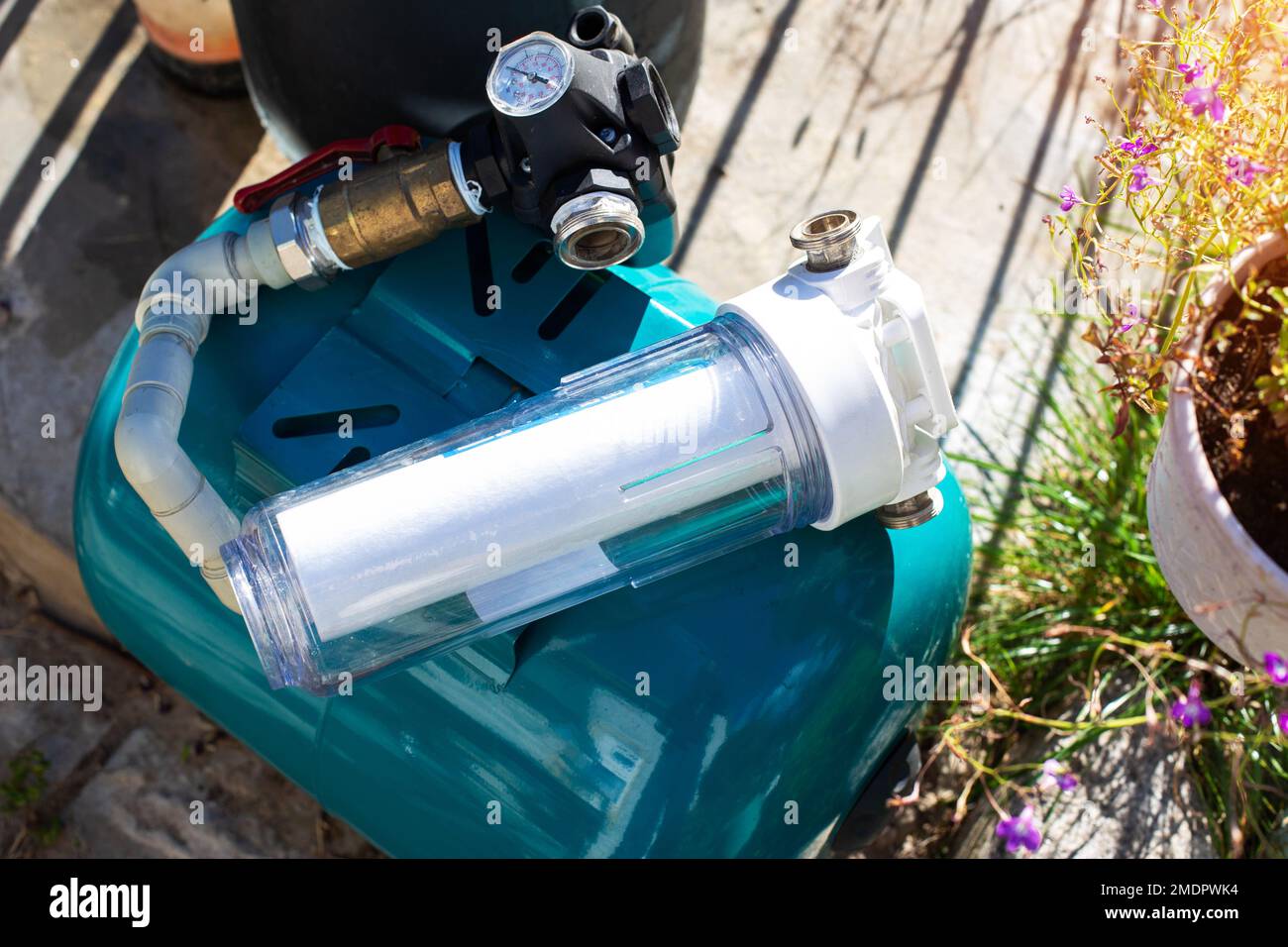 Water supply system with a hydraulic tank and a cleaning filter from a ...