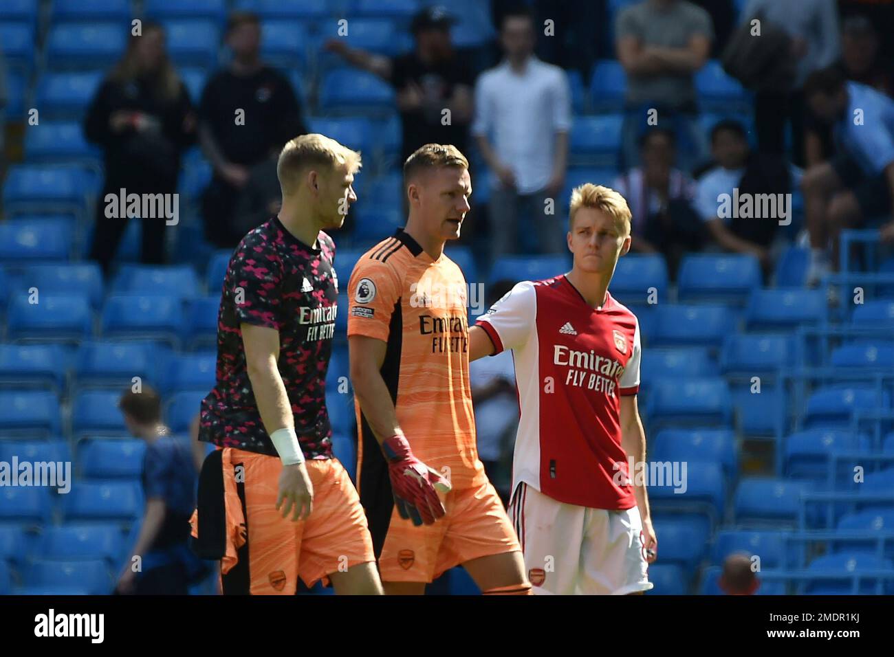 Arsenal's goalkeeper Bernd Leno, center, leaves the pitch after the ... Arsenal's goalkeeper Bernd Leno, center, leaves the pitch after the ...