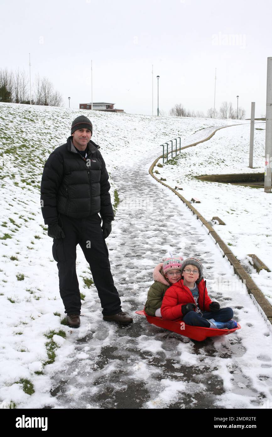 Tees Barrage, Stockton on Tees, UK. Graham Alderson and children Milly ...