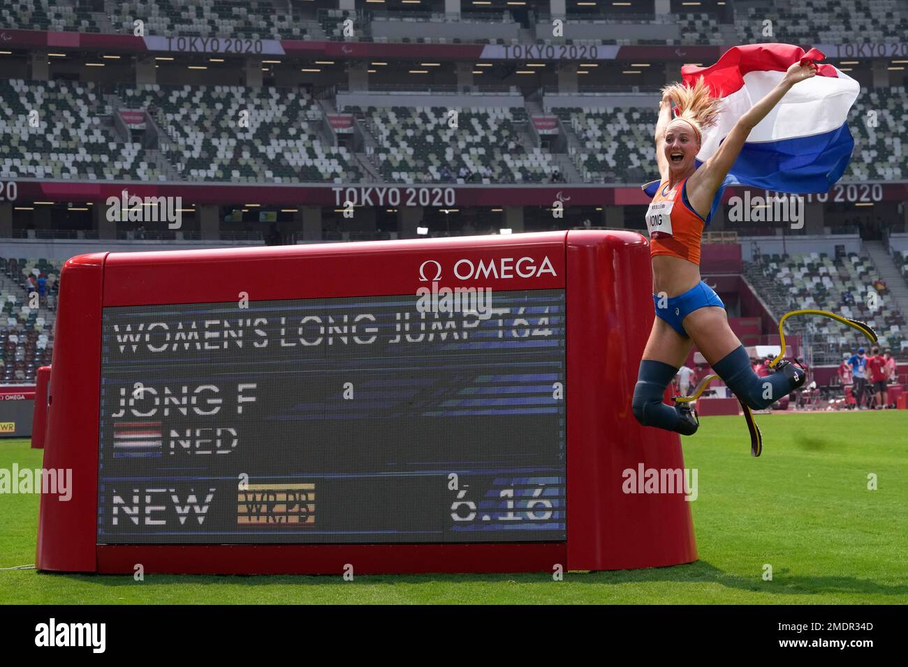 Fleur Jong of the Netherlands celebrates after winning the women's T62 ...