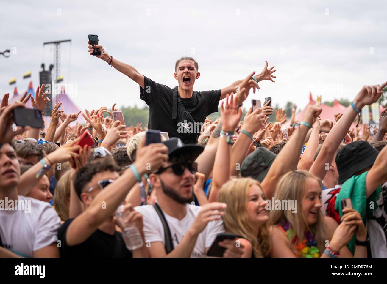Members of the public cheer at the Main Stage of Reading Music Festival ...
