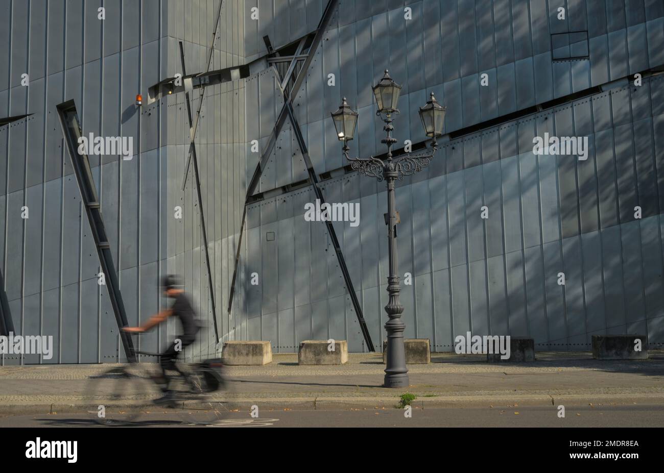 Libeskind, the jewish museum berlin overlook hi-res stock photography ...