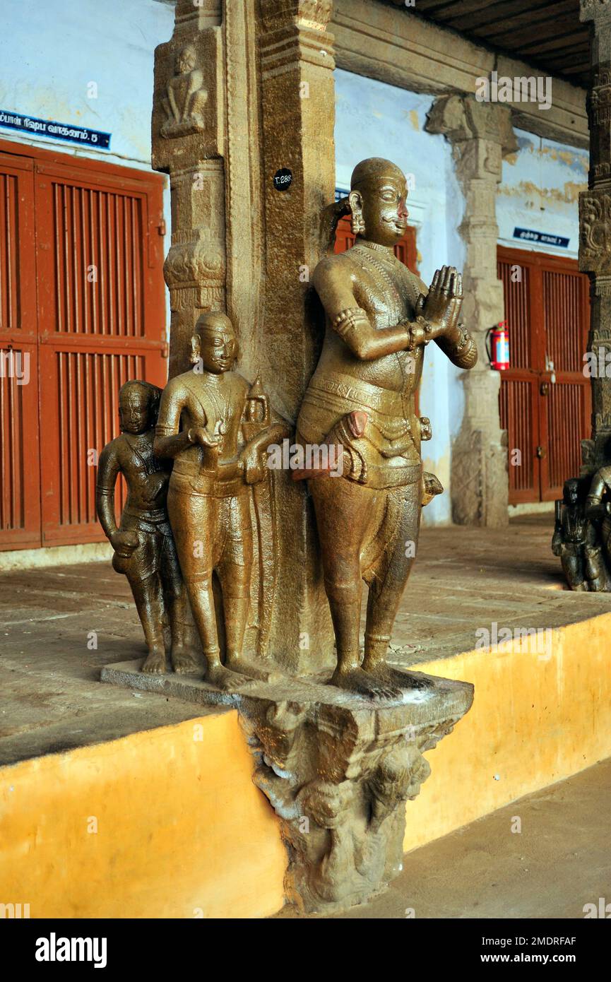 Statues of king in corridor of the Kanthimathi Nellaiyappar Temple at Tirunelvelli state Tamil ...
