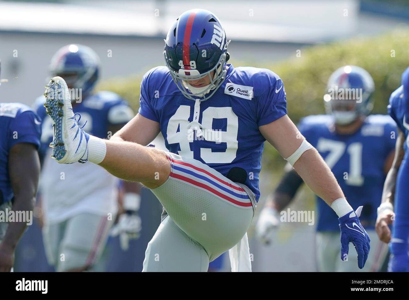 New York Giants tight end Jake Hausmann (49) warms up during a joint ...