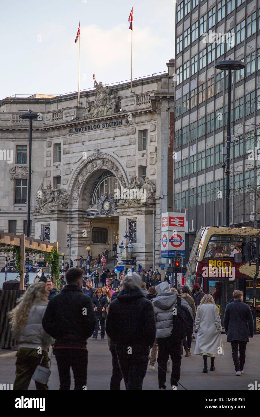 Hundreds of commuters arrive at Waterloo Station London Stock Photo - Alamy