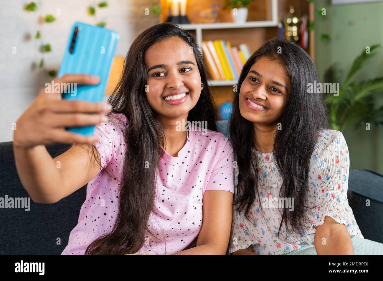 Asian sisters smiling hi-res stock photography and images - Alamy