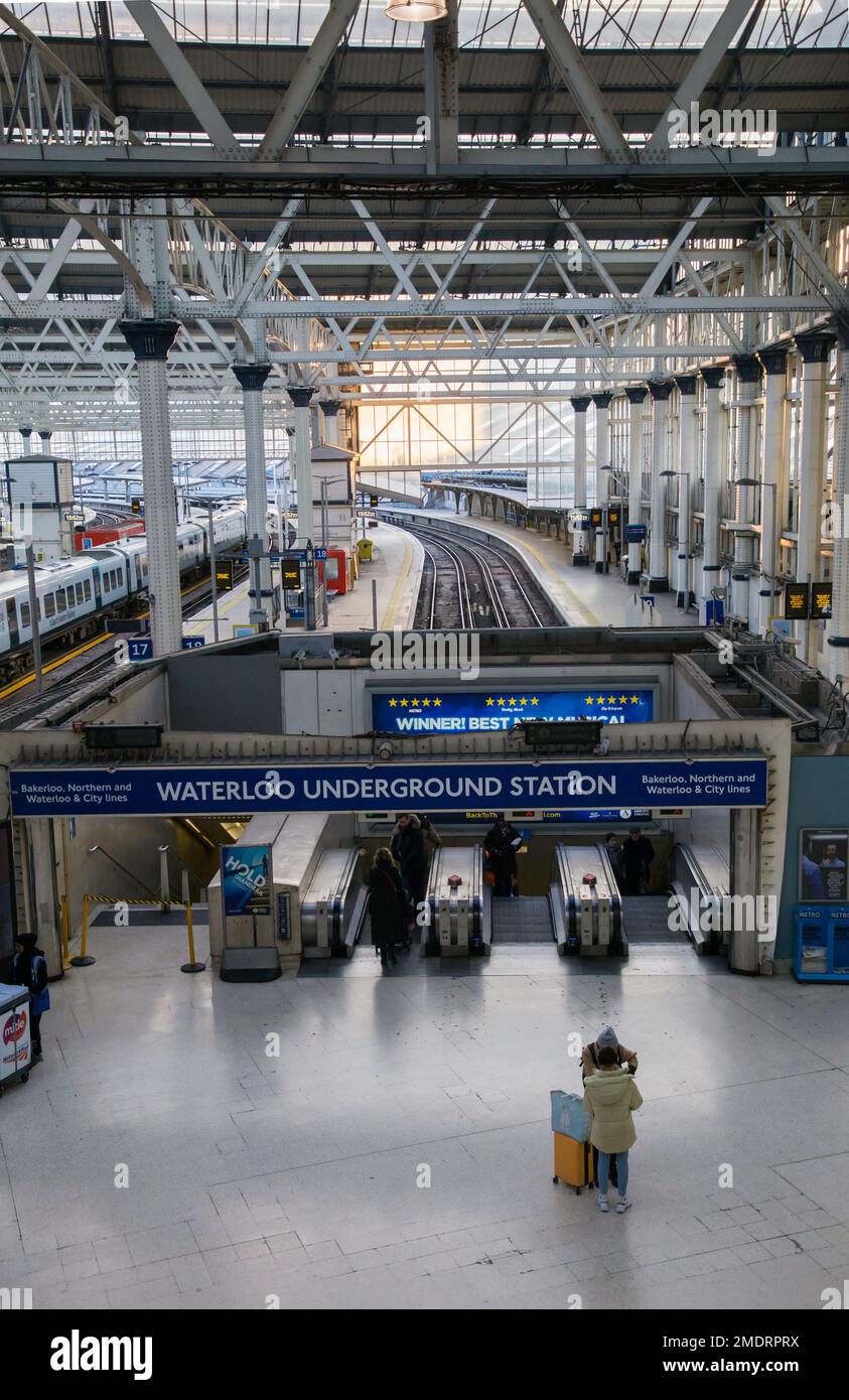 London underground rush hour hi-res stock photography and images - Alamy
