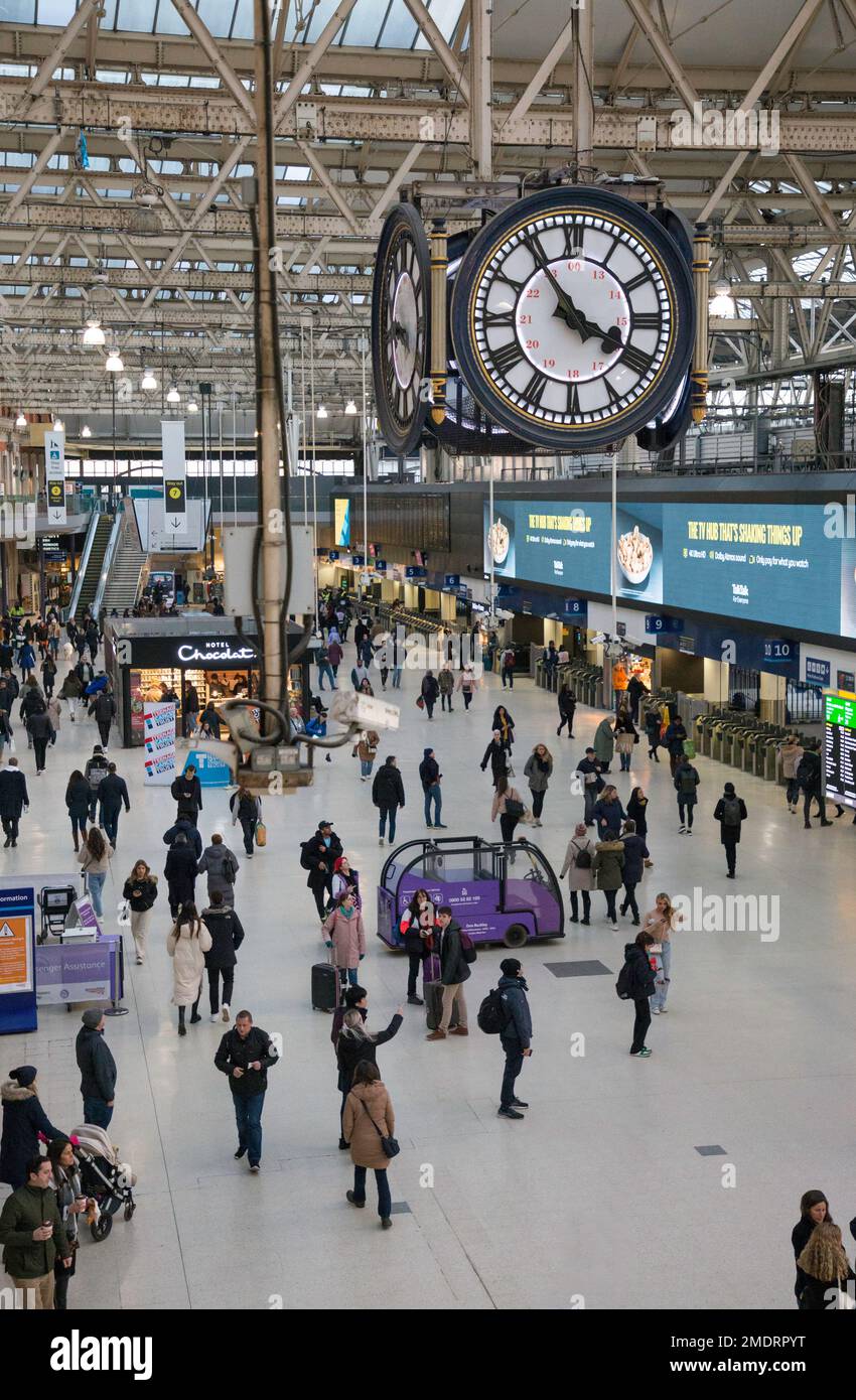 Waterloo Station Clock and many busy commuters on the waiting area ...