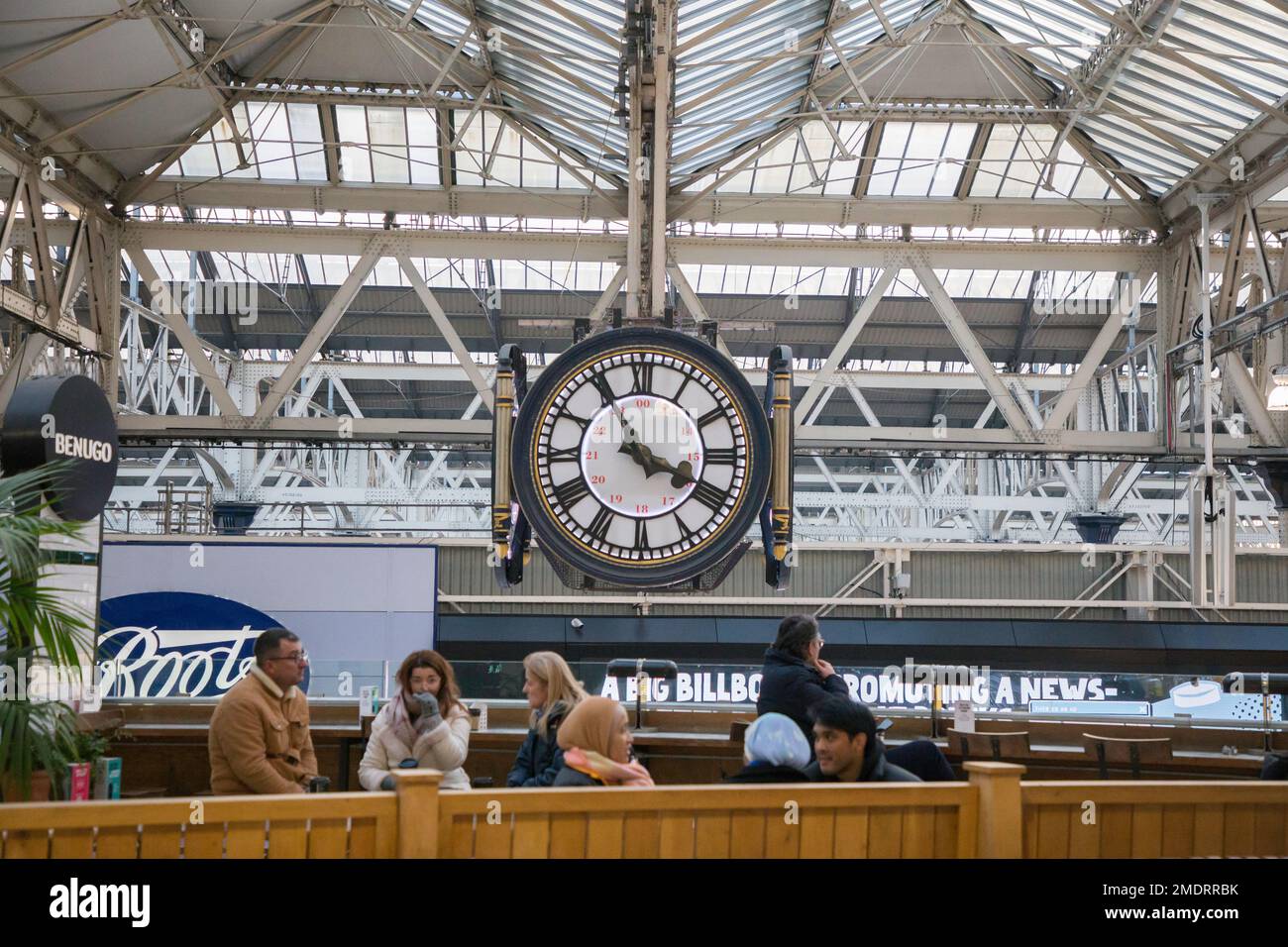Waterloo Station Clock and commuters London Stock Photo - Alamy