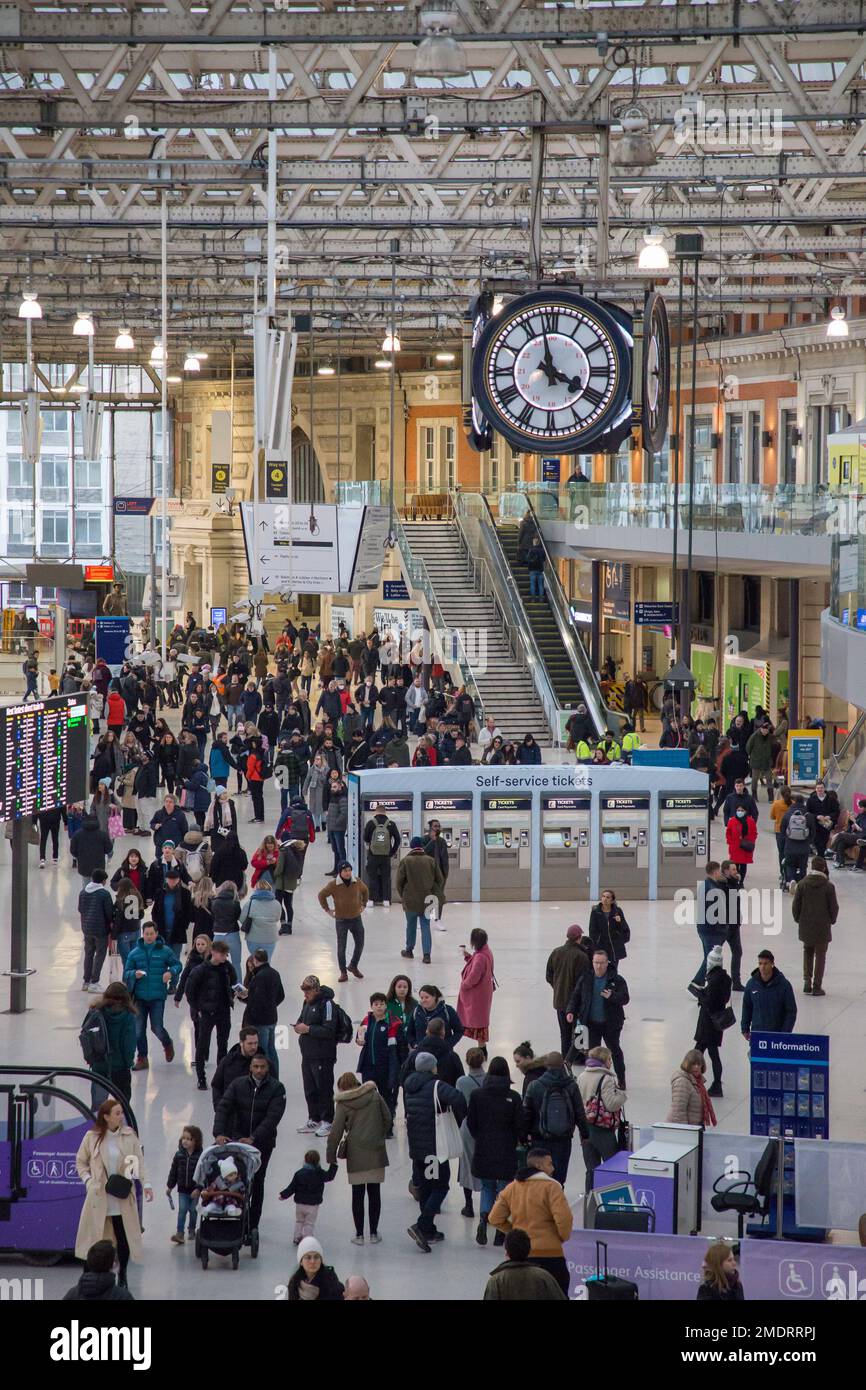 A Busy Waterloo Station Clock and commuters London Stock Photo - Alamy