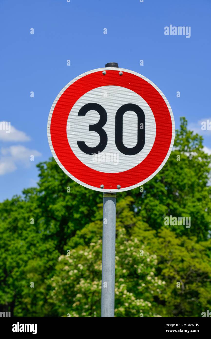 Limited speed hi-res stock photography and images - Alamy