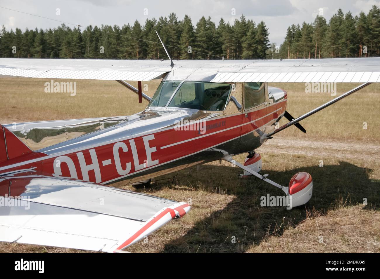 Airplane aircraft running on runway hi-res stock photography and images ...