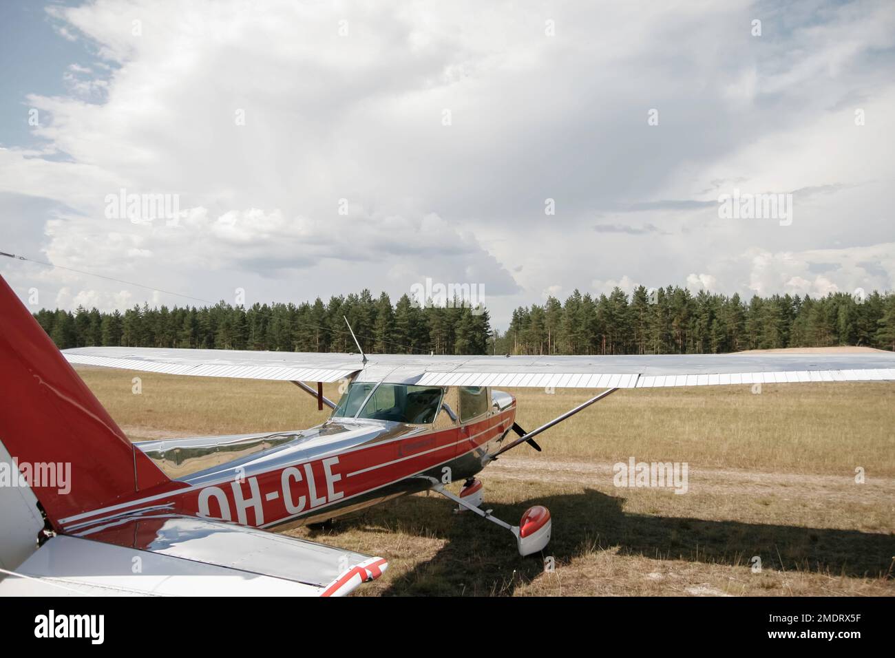 Airplane aircraft running on runway hi-res stock photography and images ...