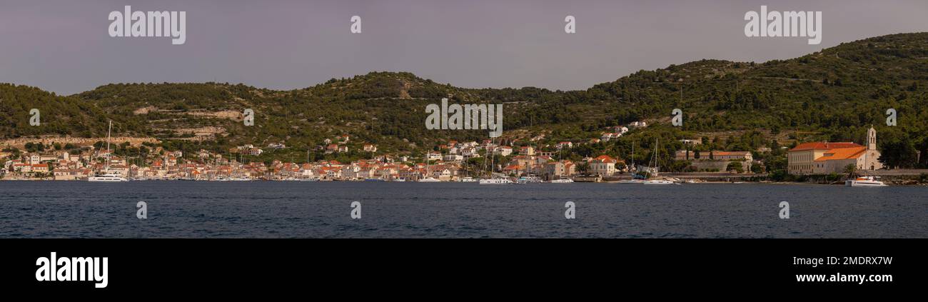 VIS, CROATIA, EUROPE - Panorama of waterfront, town of Vis harbor Stock ...