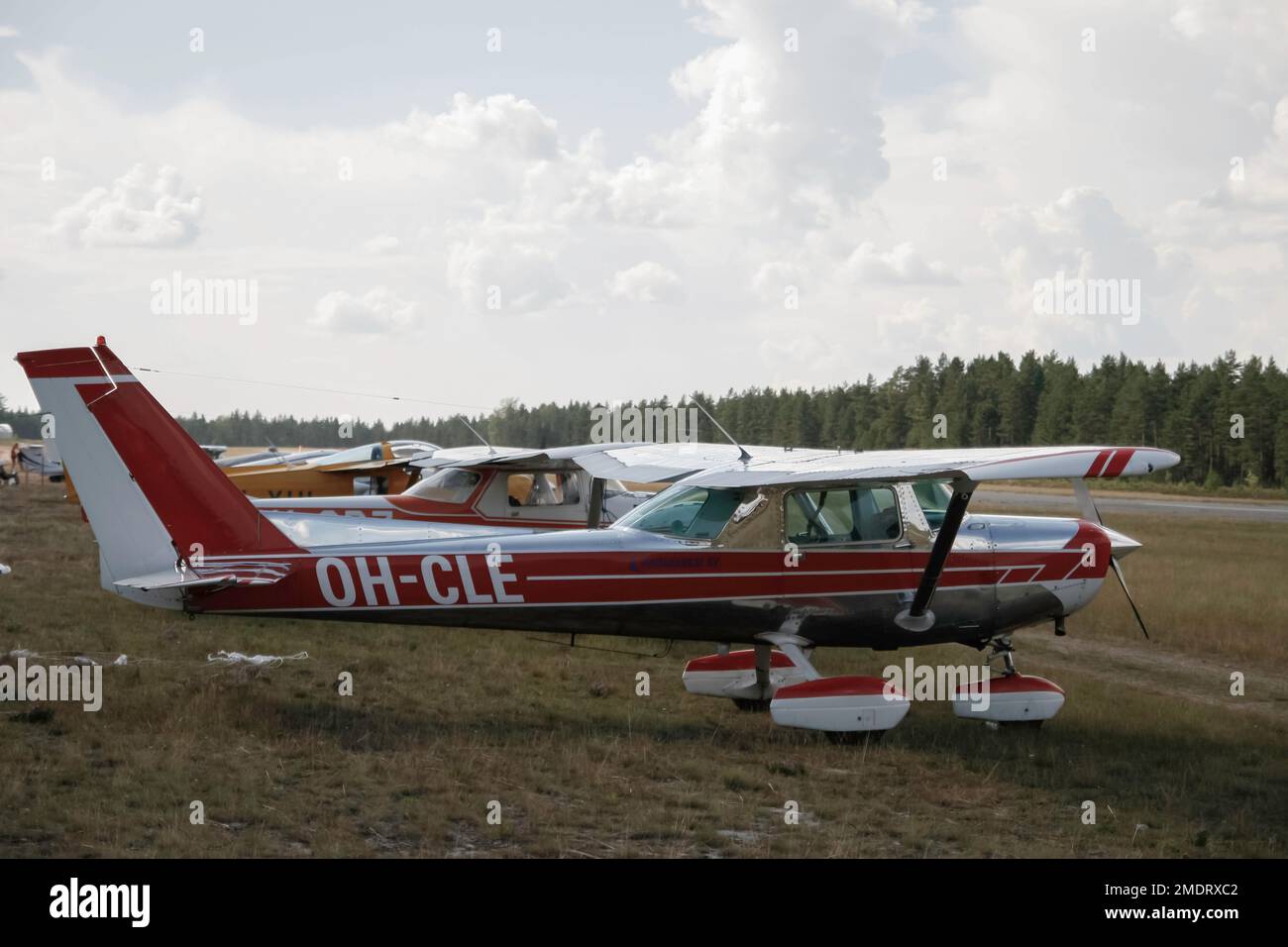 Airplane aircraft running on runway hi-res stock photography and images ...