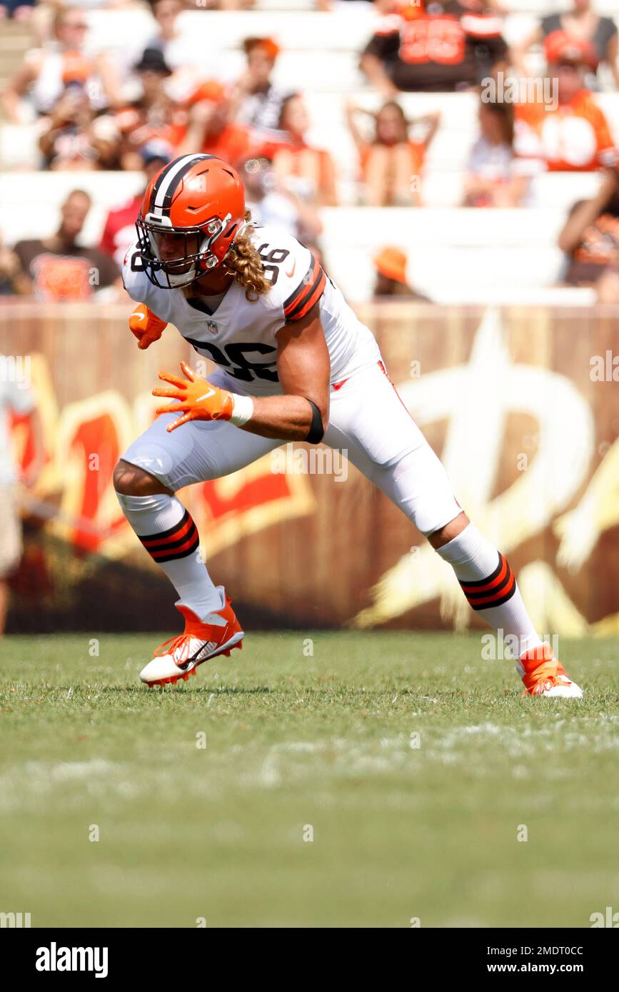 Cleveland Browns tight end Connor Davis (86) runs off of the line of ...