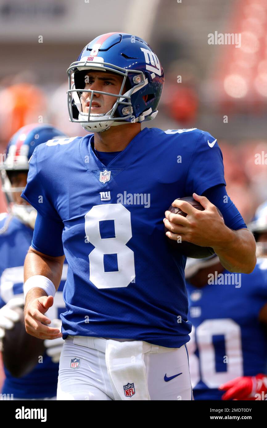 New York Giants quarterback Daniel Jones (8) warms up prior to the ...
