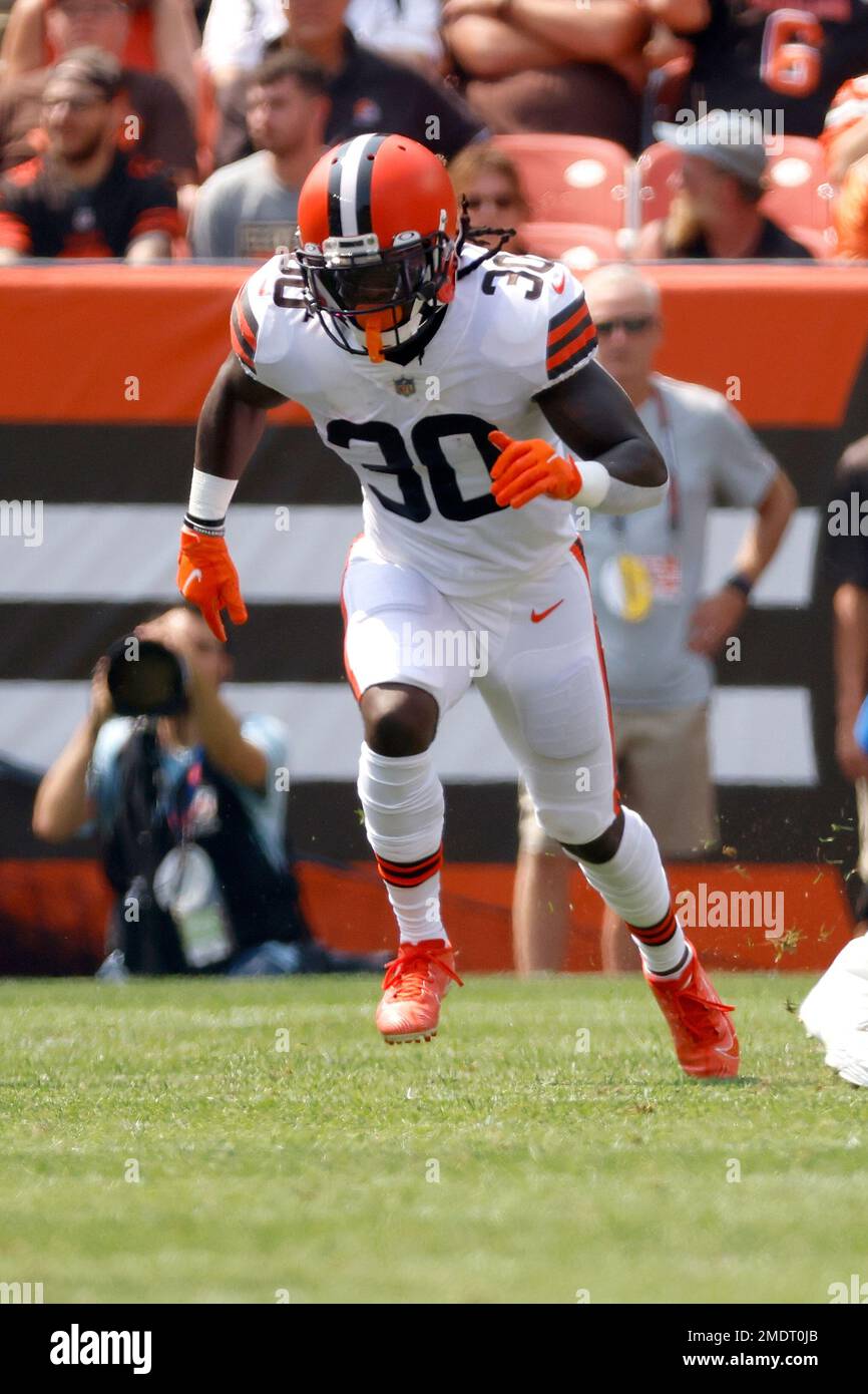 Cleveland Browns running back D'Ernest Johnson (30) runs up the field ...