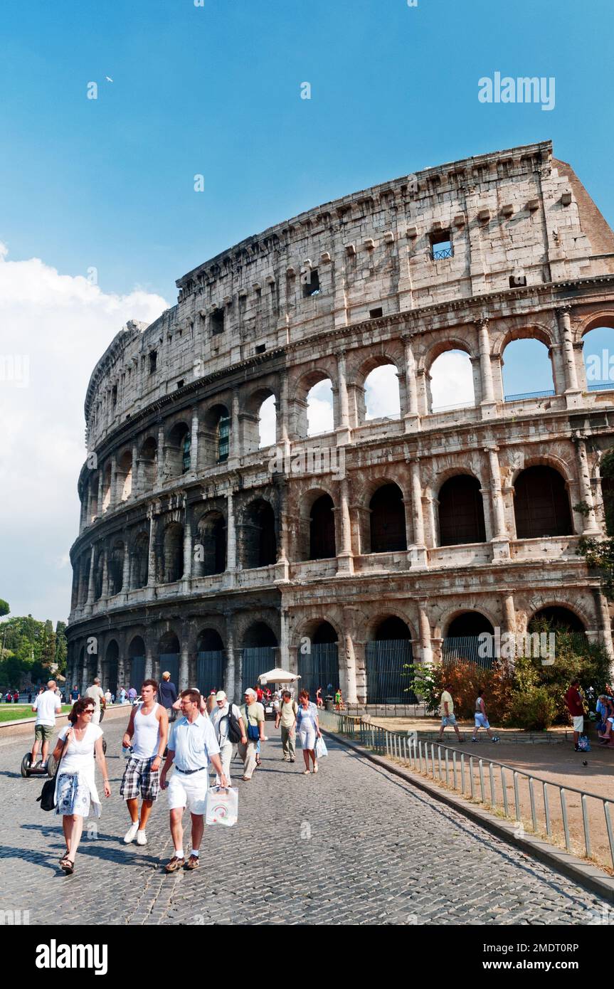 Tourists walking outside the Colosseum, Rome, Italy Stock Photo - Alamy