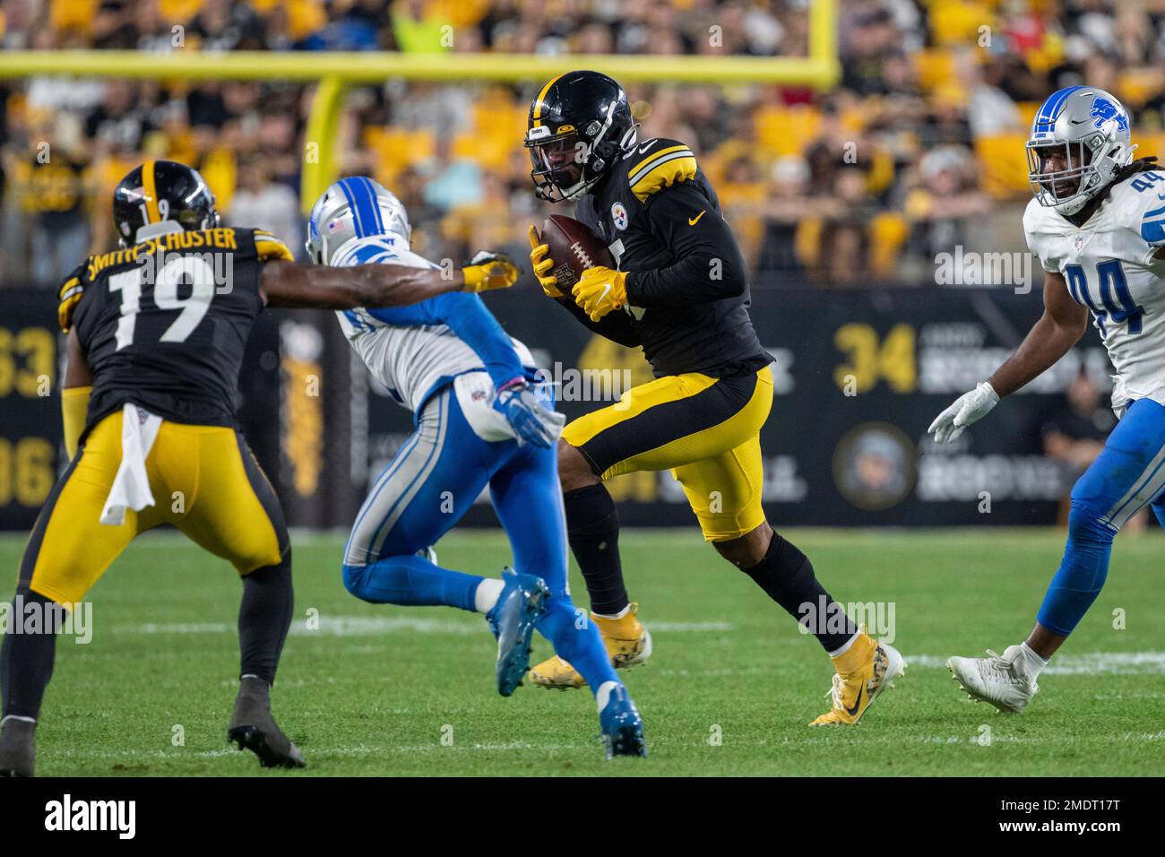 Pittsburgh Steelers tight end Eric Ebron (85) catches a pass against ...