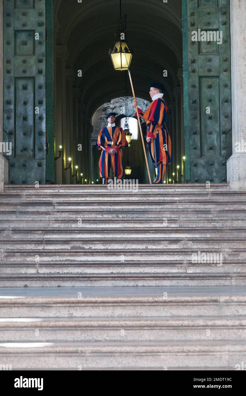 Pontifical Swiss Guards in St Peter’s Basilica, Vatican City, Rome ...