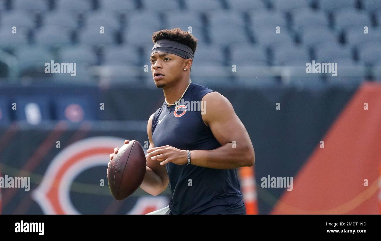 Chicago Bears quarterback Justin Fields (1) warms up during an NFL ...
