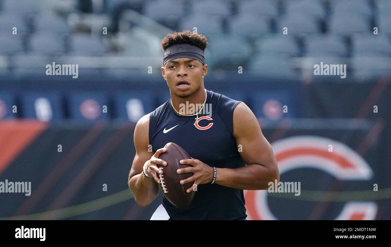 Chicago Bears quarterback Justin Fields (1) warms up during an NFL ...