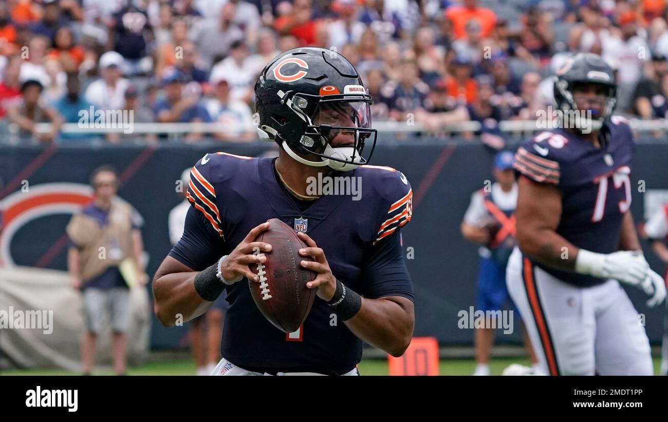 Chicago Bears quarterback Justin Fields (1) plays against the Buffalo ...