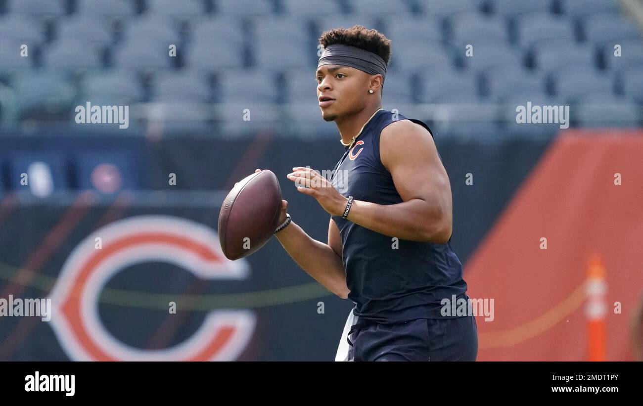 Chicago Bears quarterback Justin Fields (1) warms up during an NFL ...
