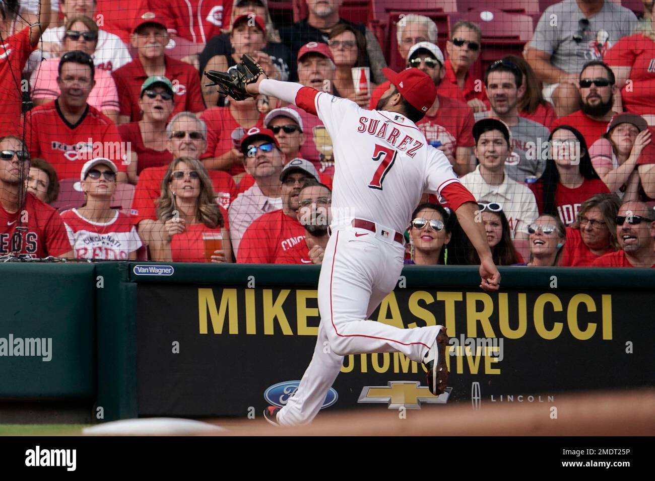Cincinnati Reds third baseman Eugenio Suarez (7) dives into the stands ...